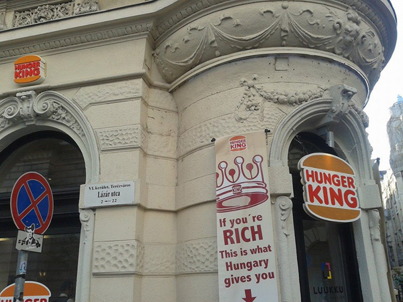 Éhezők nélkül nyílt meg a Hunger King, a pénzosztó gyorsétterem