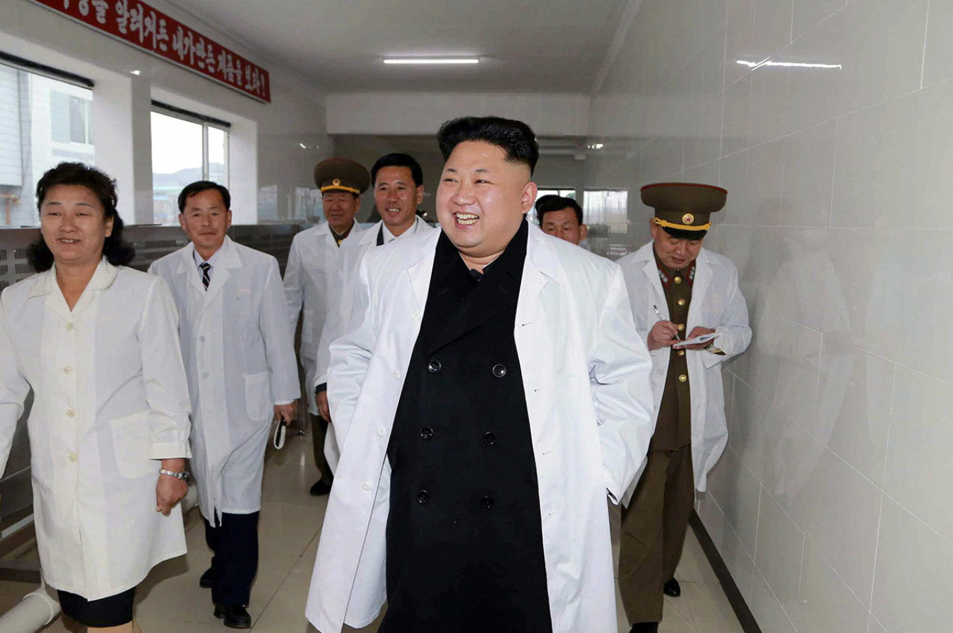 Kim Dzsongun Fehér Köpenyben Mosolyog
