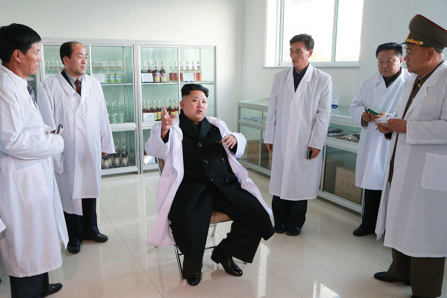 Kim Dzsongun Fehér Köpenyben Mosolyog