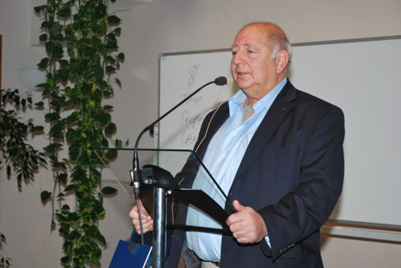 Súlyos beteg Finkelstein, Orbán és Netanyahu csodatanácsadója