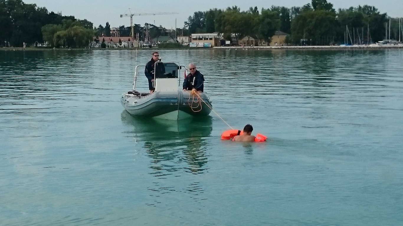 Egy férfi úszóbajnokra itta magát, aztán még ő volt megsértődve, amikor ...