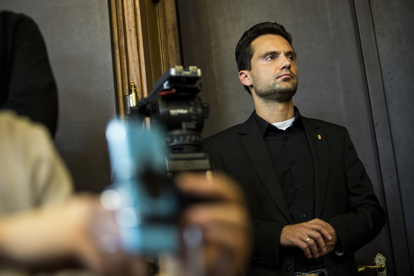 Orbán visszahívta a terembe az újságírót, akit az arrogáns sajtófőnöke ...