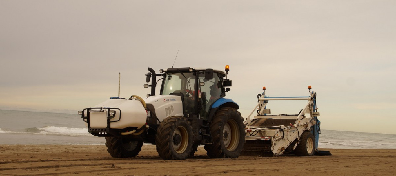 Így szedi az emberiség mocskát a szemétkombájn a bícsen