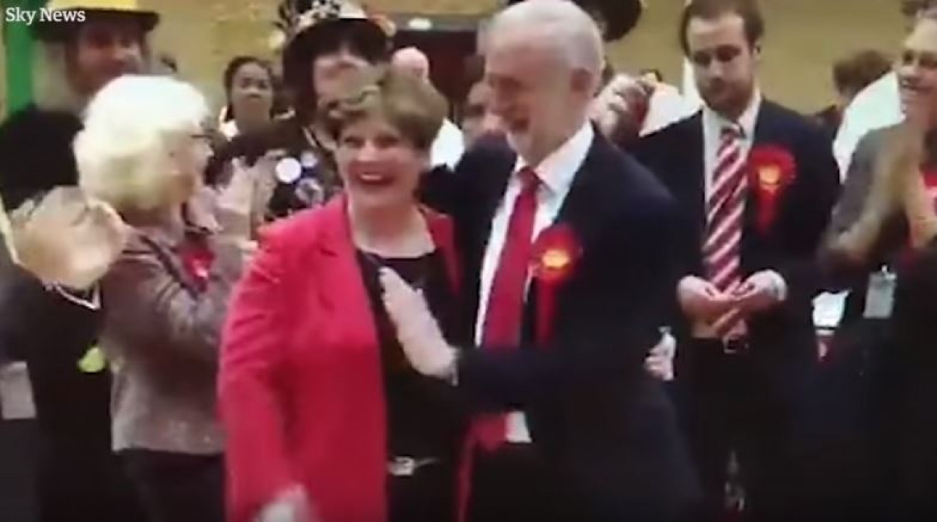 A világ legbénább pacsijával ünnepelte a választási eredményt Jeremy Corbyn
