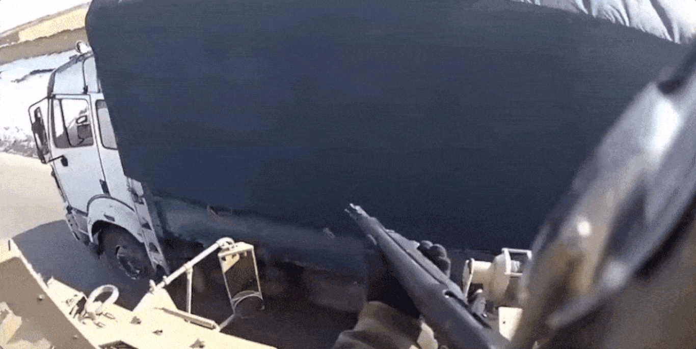 Nagyon úgy tűnik, hogy egy amerikai katona csak úgy belelőtt egy kamionosba