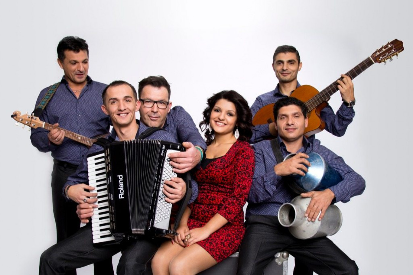 Miközben kint a diszkrimináció ellen tüntettek, bent Kis Grófo bulizott ...