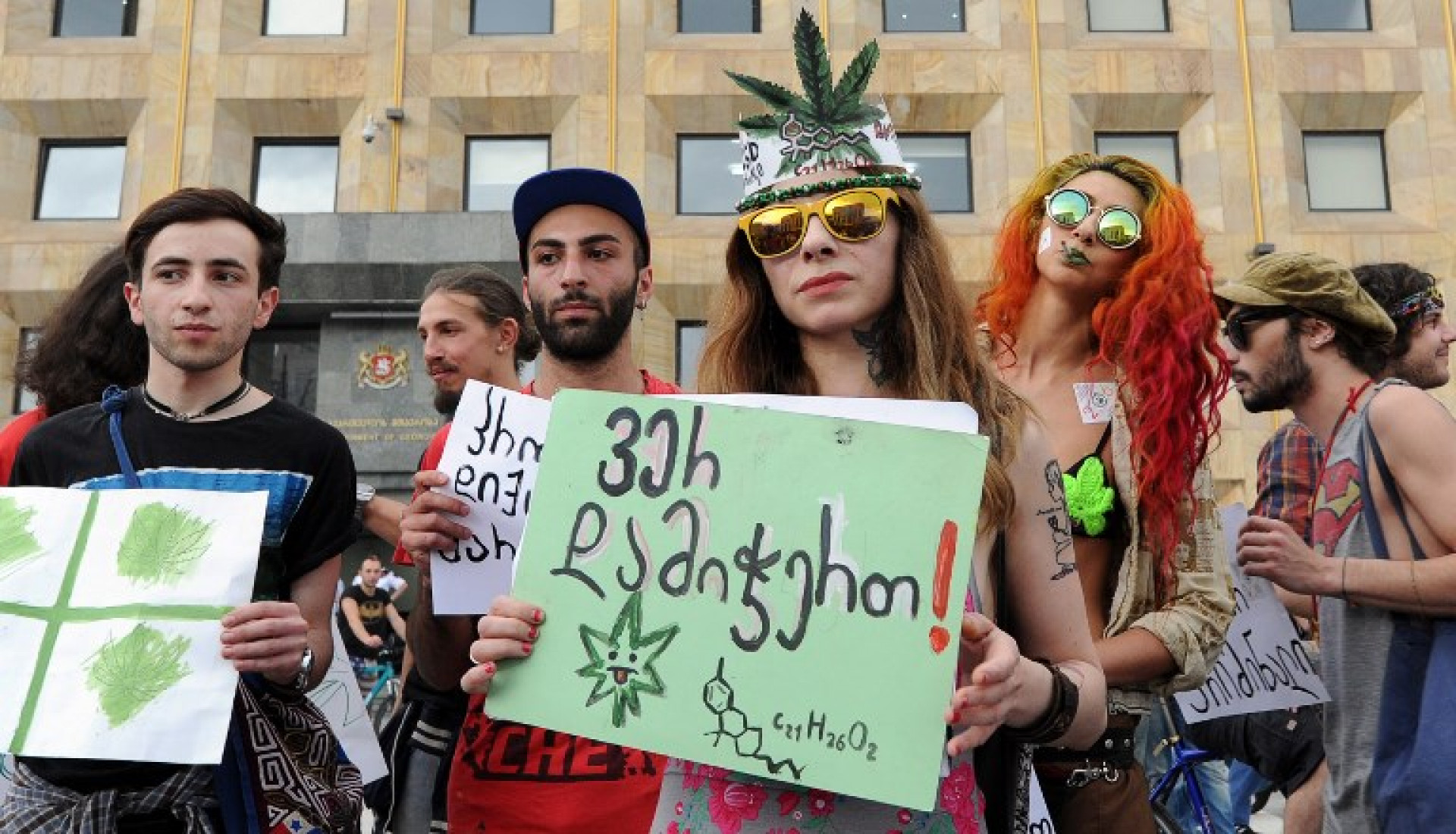 Füves cigit osztogatott egy grúz elnökjelölt, bevitték a rendőrök