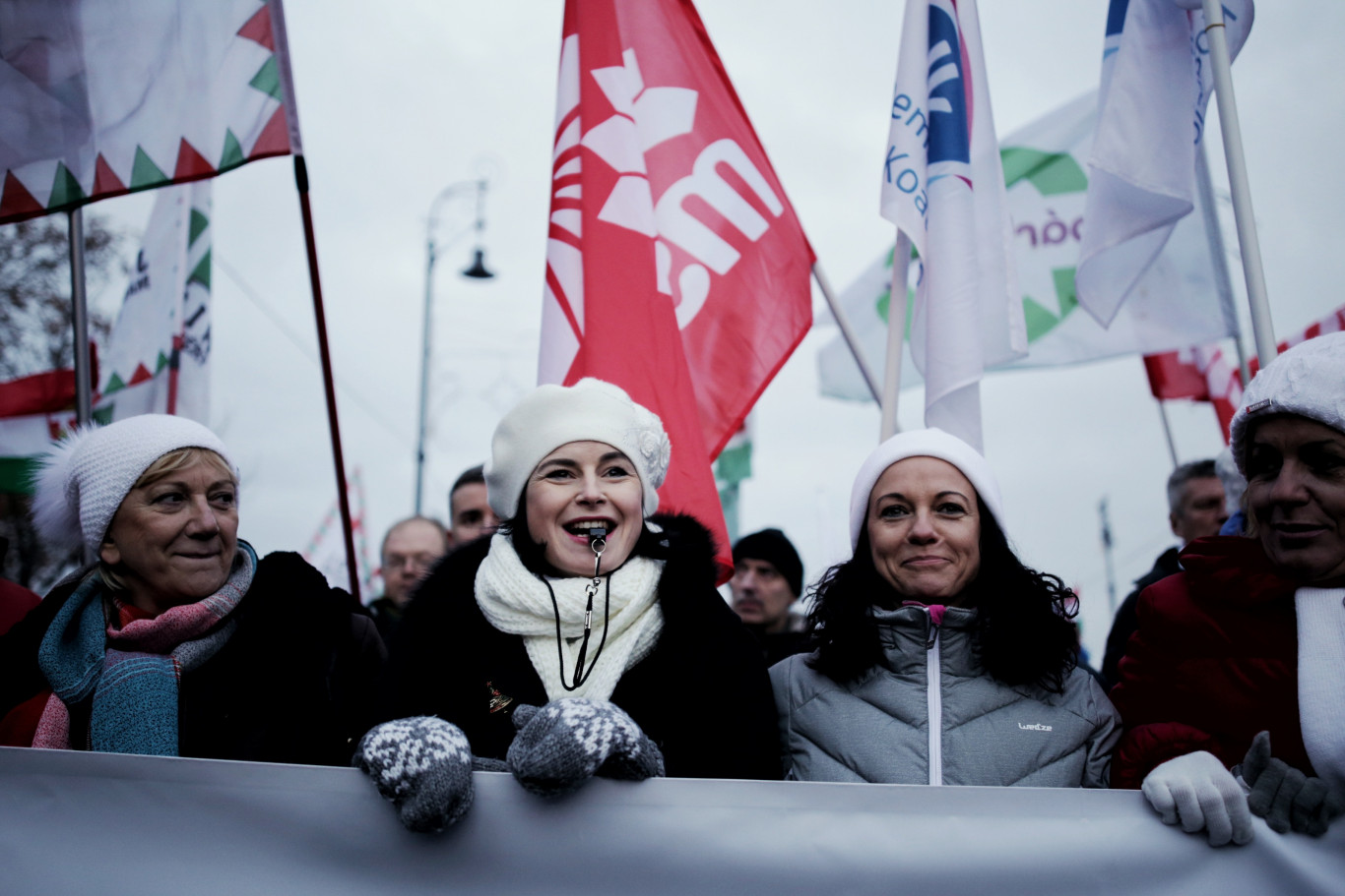 Több ezer tüntető vágott neki az Andrássy útnak Több ezer tüntető vágott neki az Andrássy útnak