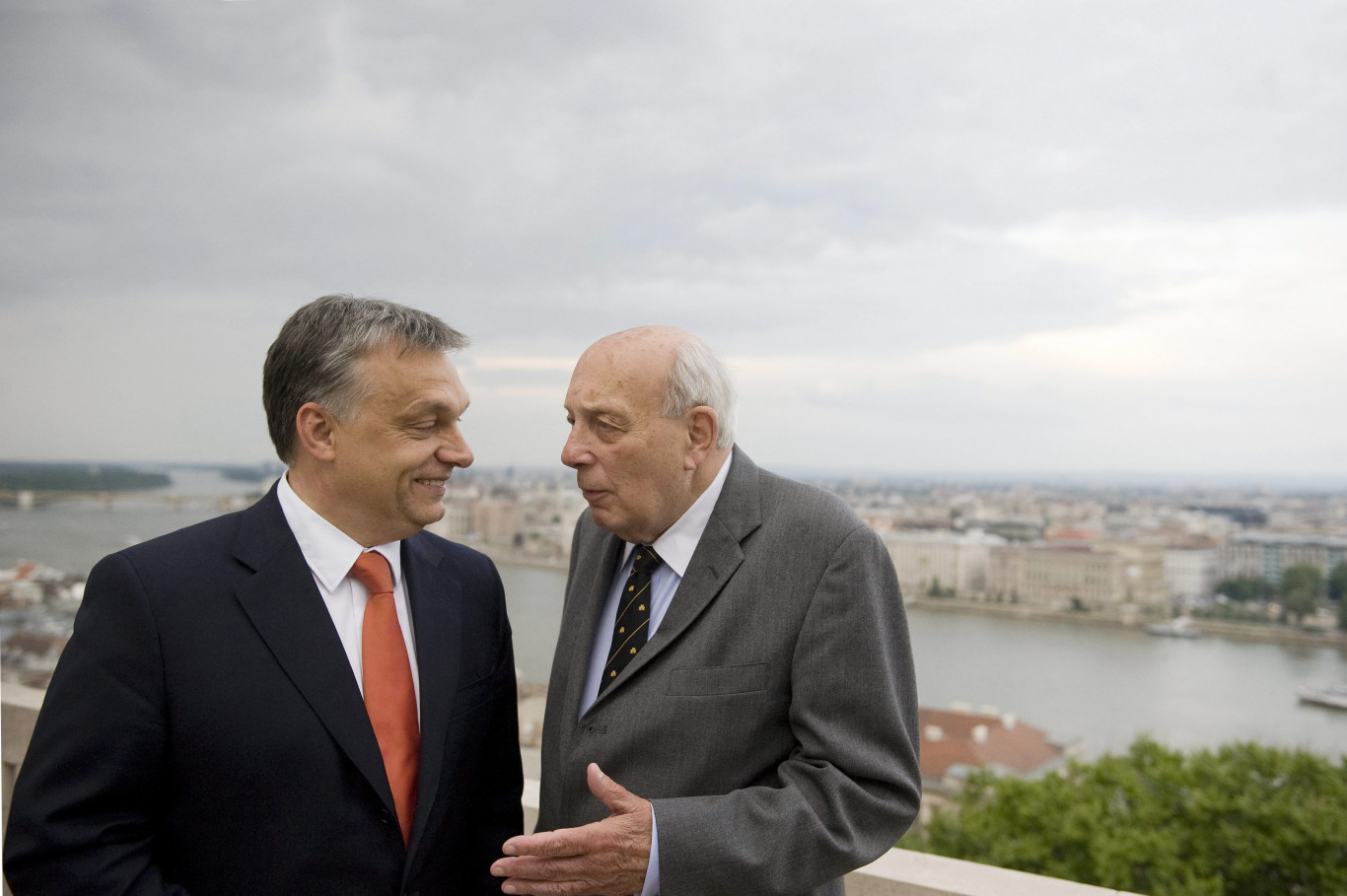 A kormány fejet hajt John Lukacs munkássága előtt, mondta Gulyás ...