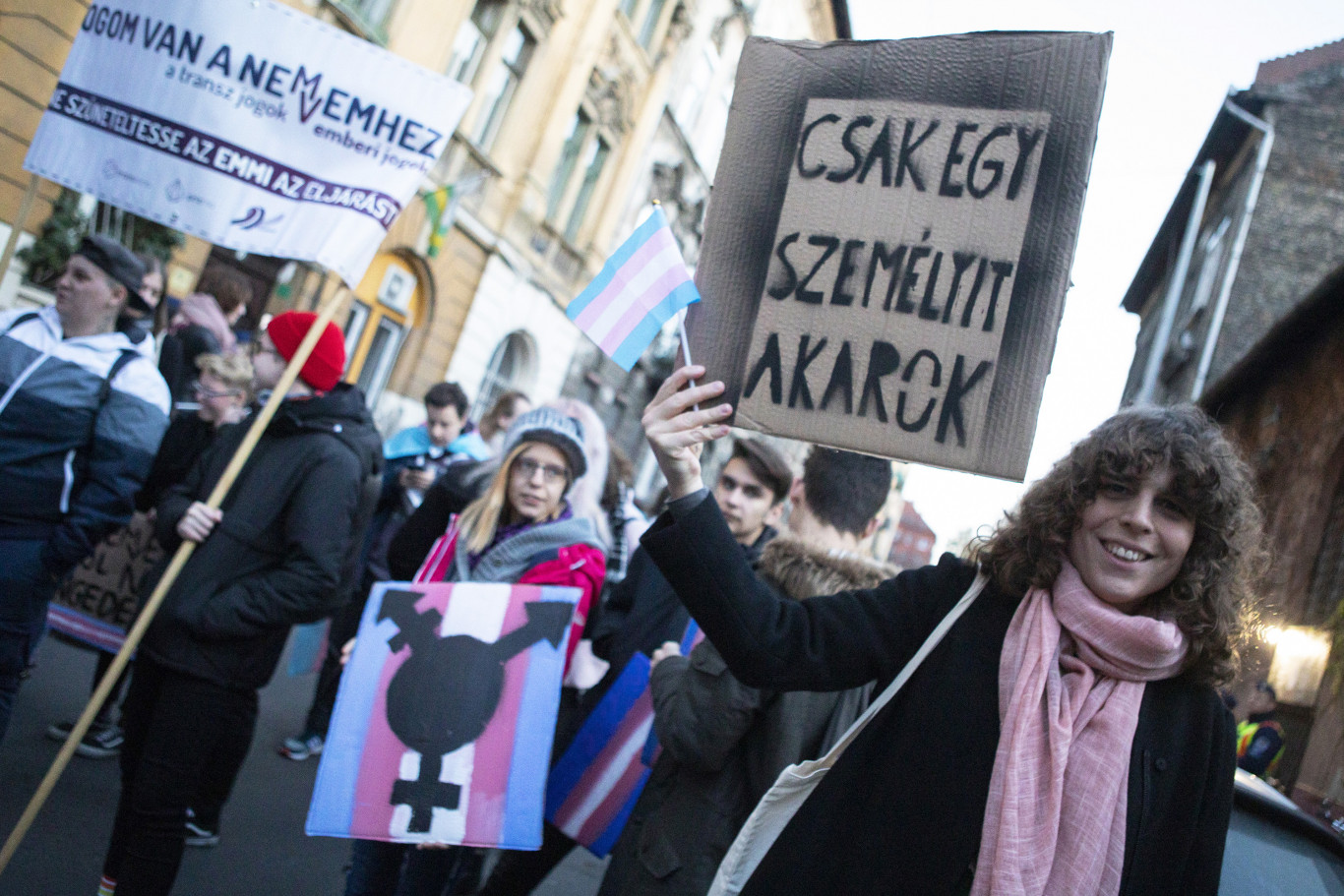 Éveken át tartó várakoztatás után öt nemváltoztatási kérelmet hagytak ...