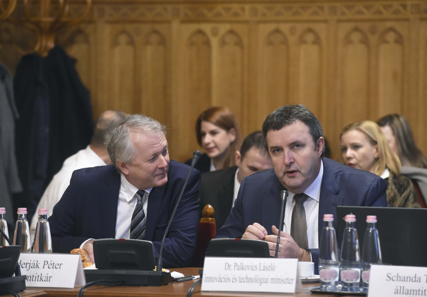 Palkovics egy hét után leváltotta az akkumulátorügyi biztosát