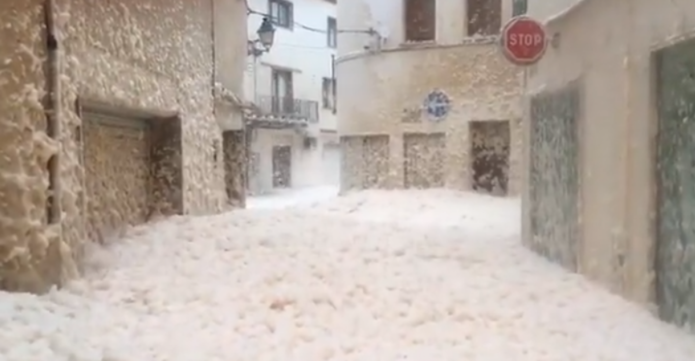 Katalónia több városát is elöntötte a habzó tenger