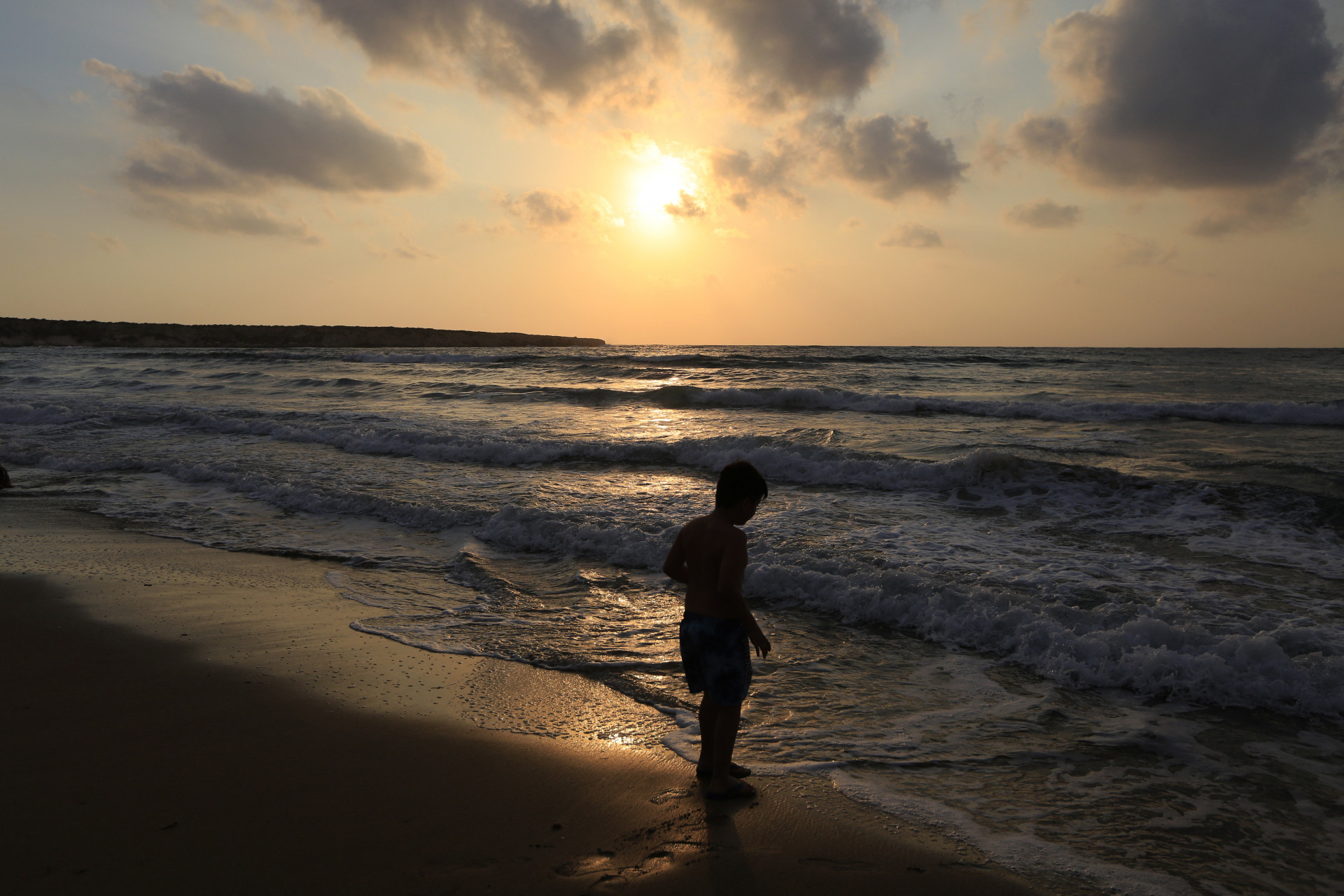 Egymás után két menekülteket szállító hajó is bajba került Ciprus közelében
