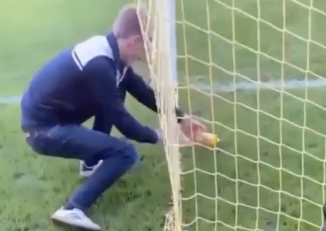 Angol foci: meccs közben pisire cserélték a kapus innivalóját