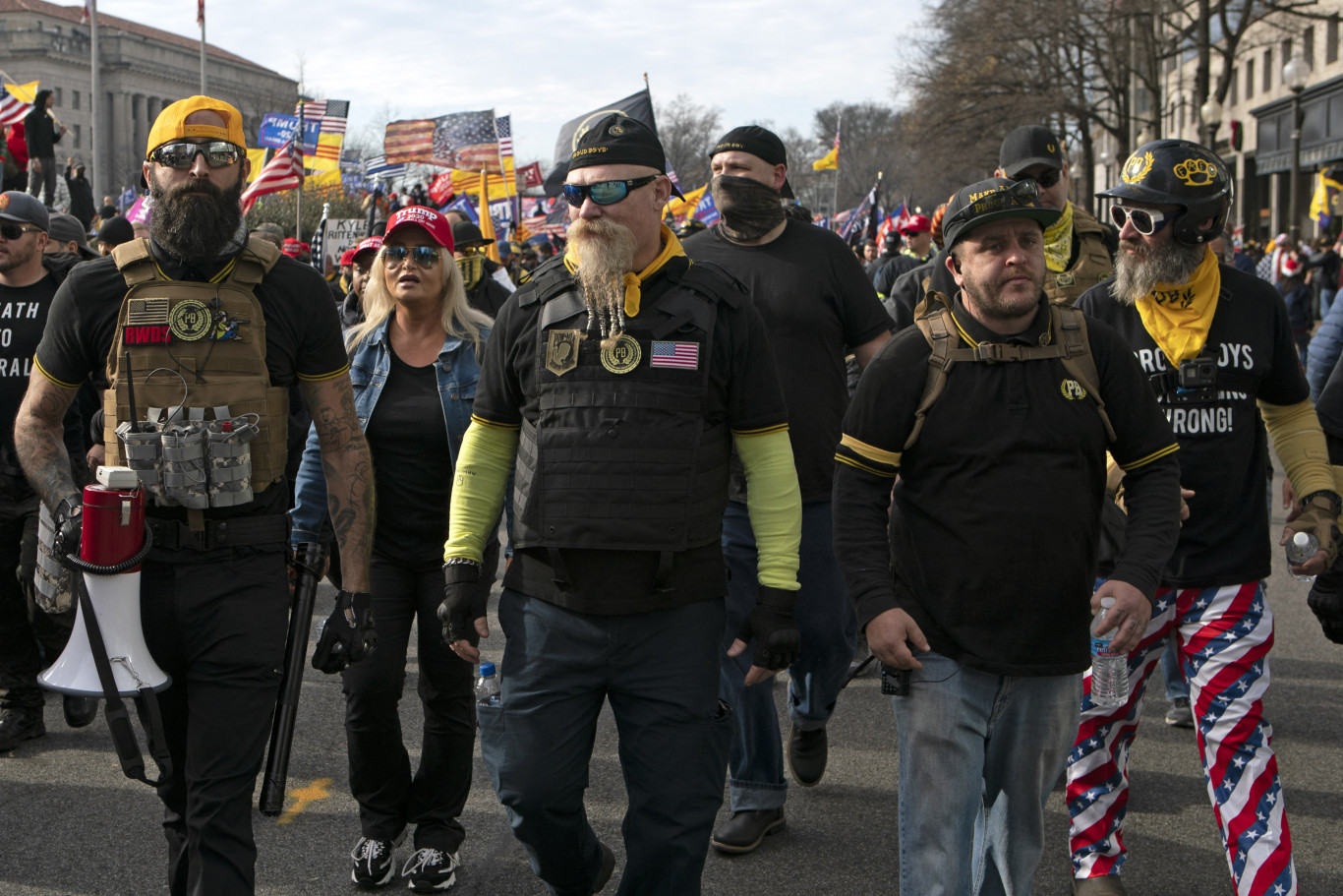 Összeesküvés vádjában bűnösnek találták a Proud Boys vezetőit a ...