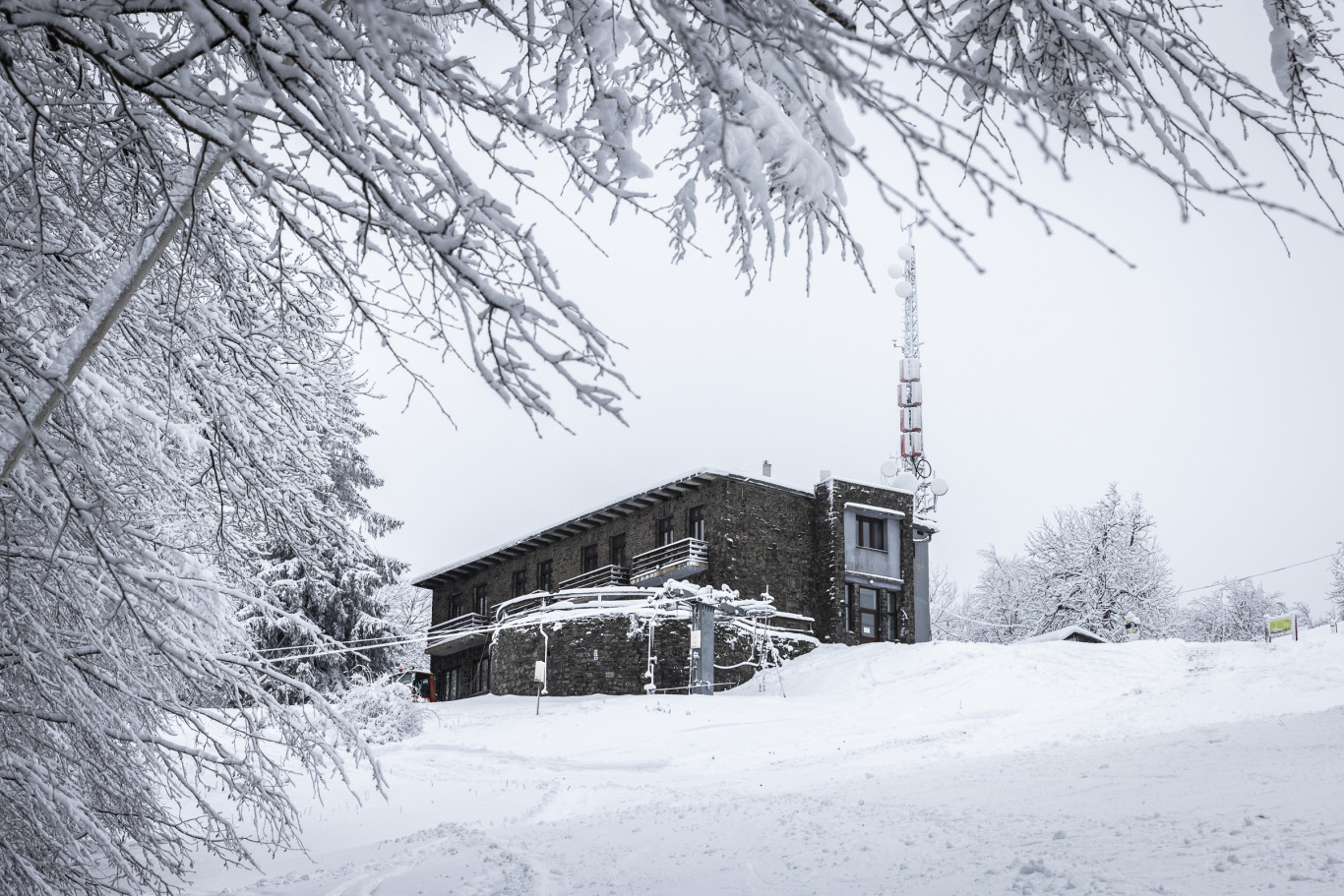 Sokkal több hó és eső esett, mint ilyenkor szokott, a hegyi utakon alig ...