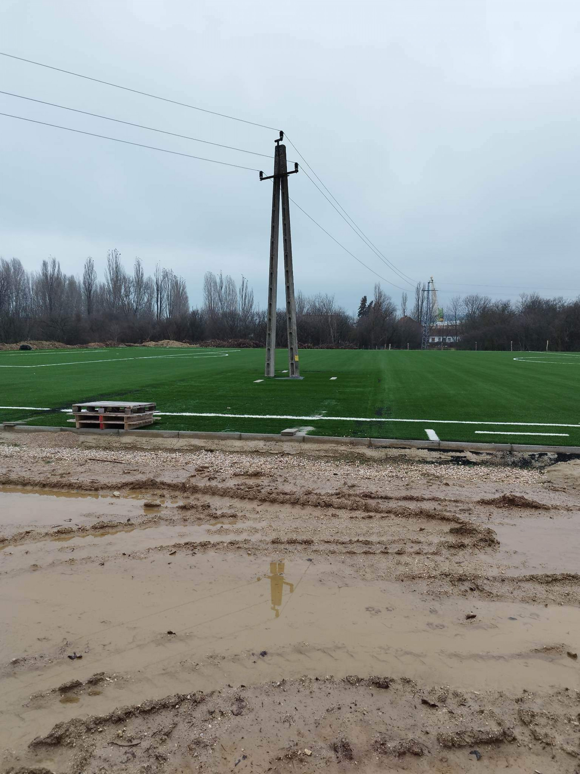 Mit keres egy villanyoszlop a balatonfüredi focipálya kellős közepén?