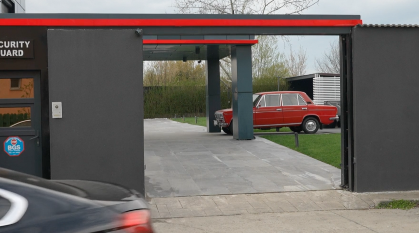 Andrew Tate egy romániai úszómedencés villában tölti házi őrizetét egy ...