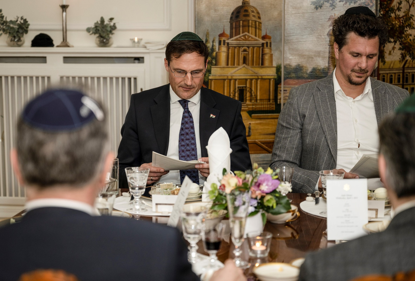 Gyöngyösi Márton kipával a fején széderezett az amerikai nagykövetségen