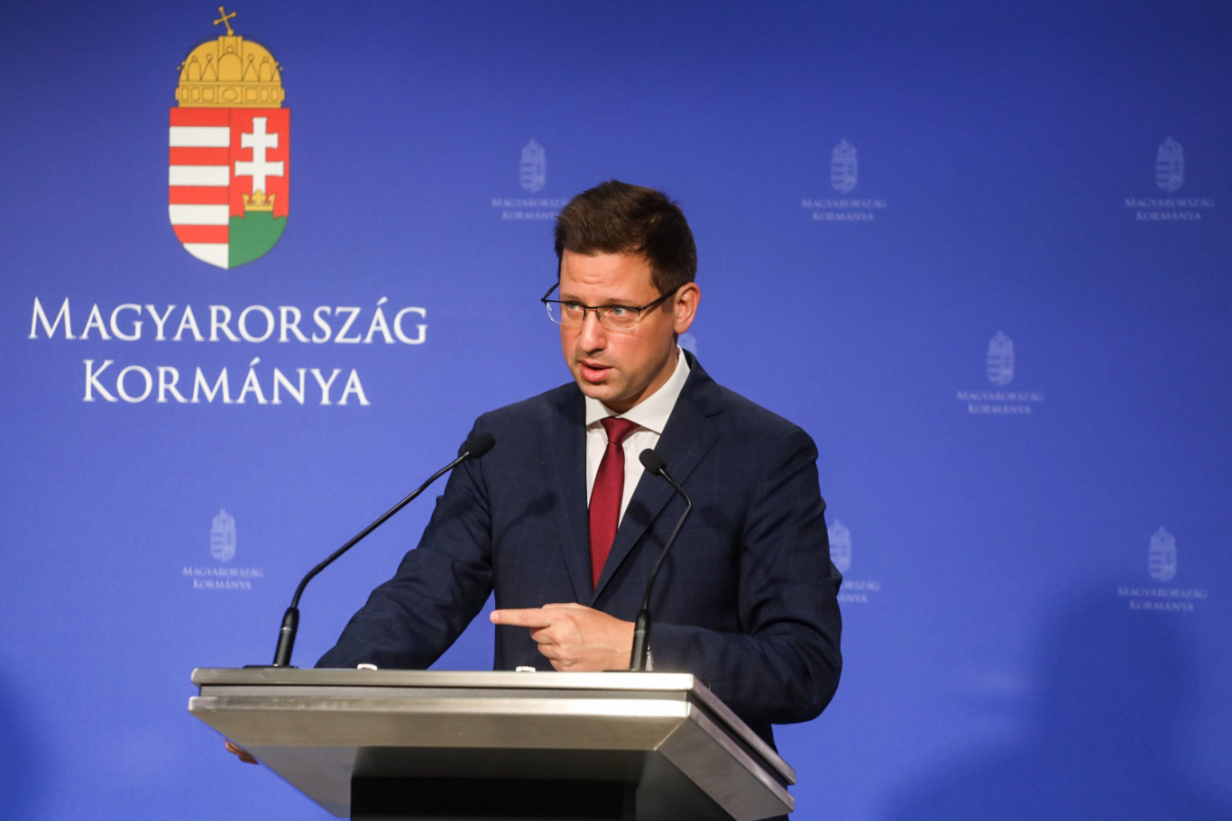 Gulyás szerint háborúpárti, aki szerint a háborúnak addig kell tartania ...