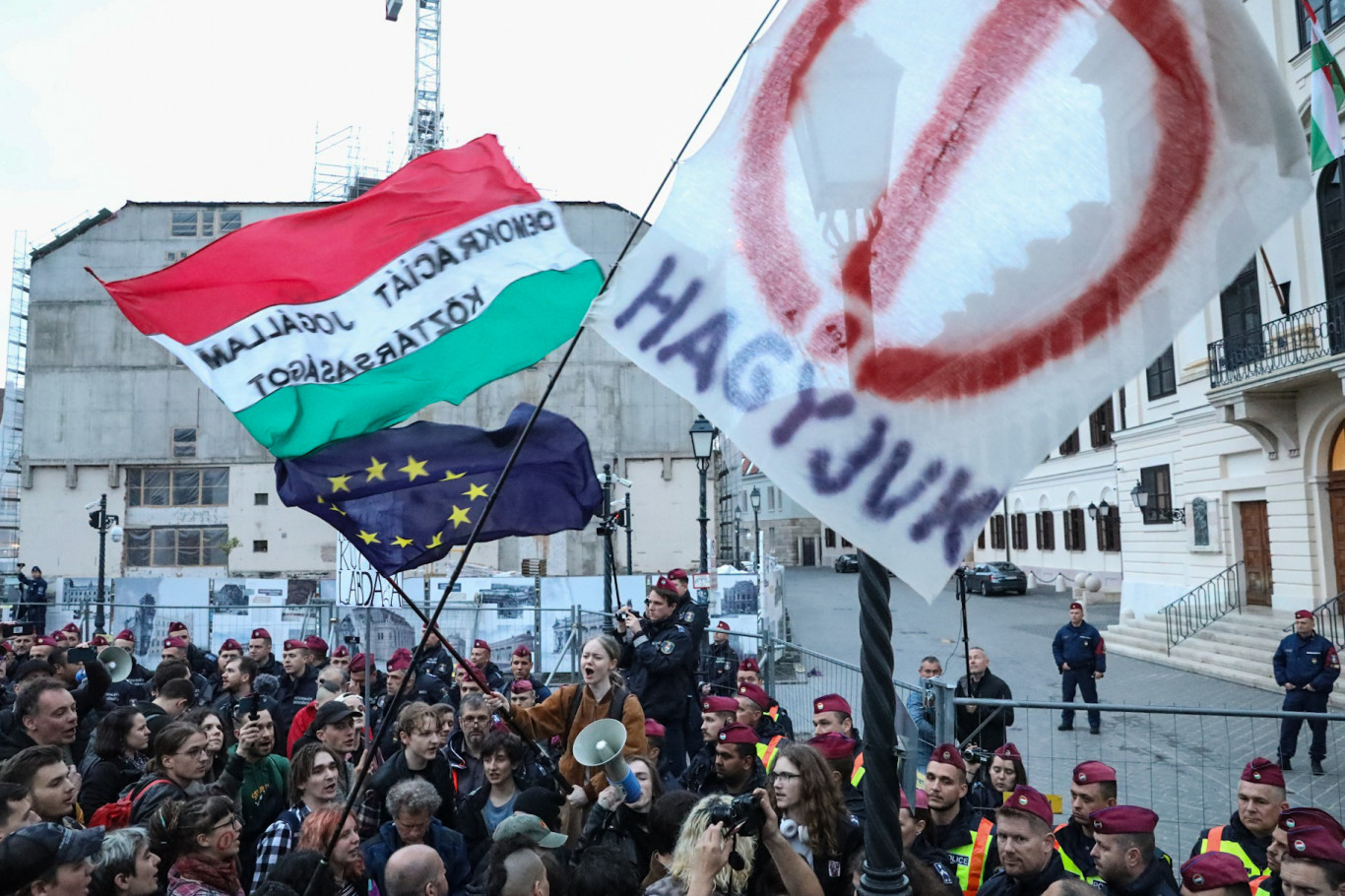 A parlament elé került a státusztörvény