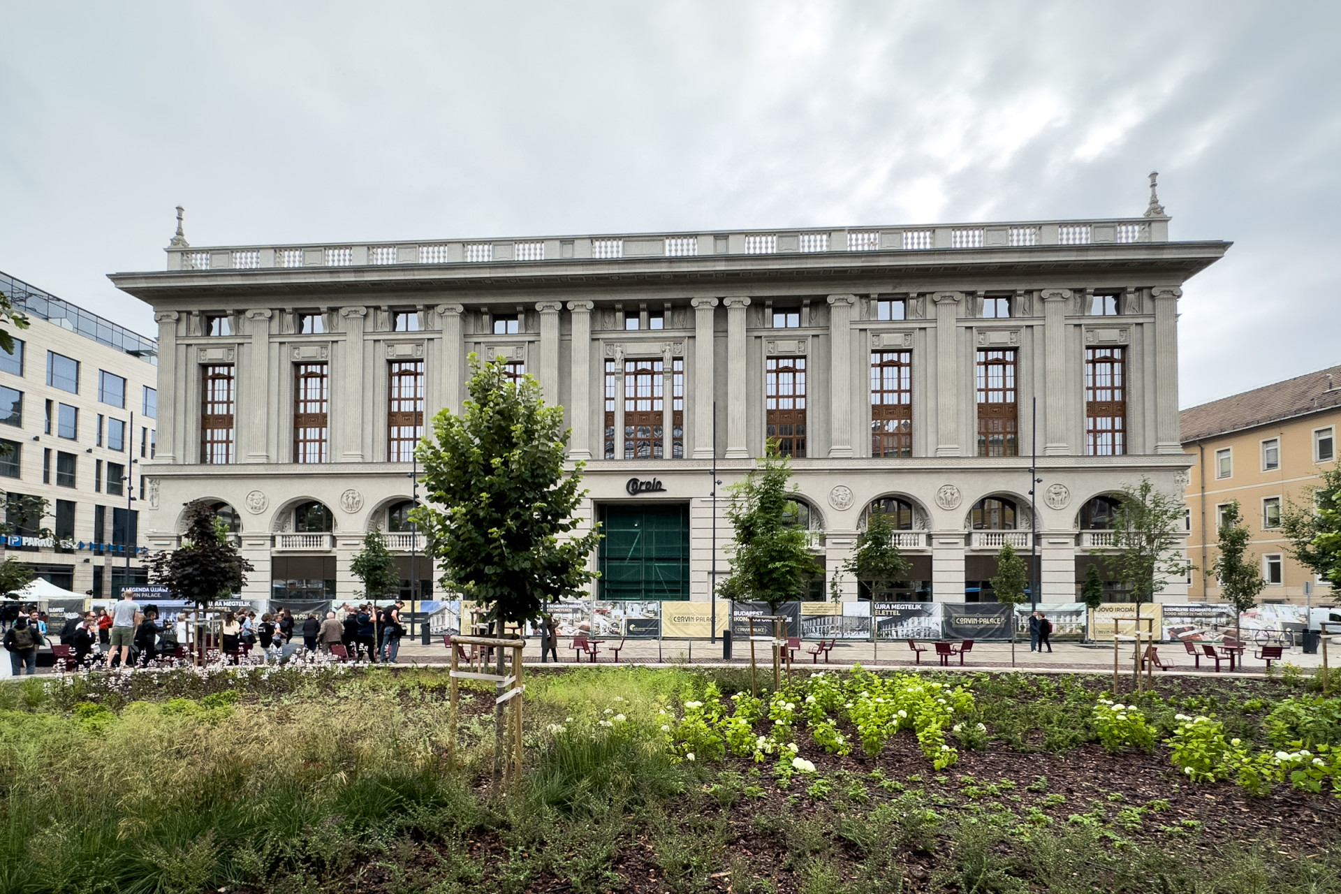 Szűk egy hónap múlva nyílik a felújított Corvin áruház