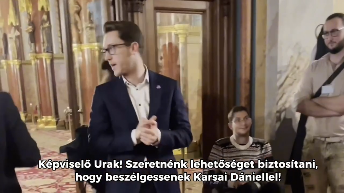Videón, ahogy a fideszes képviselők szó nélkül elmennek Karsai Dániel ...