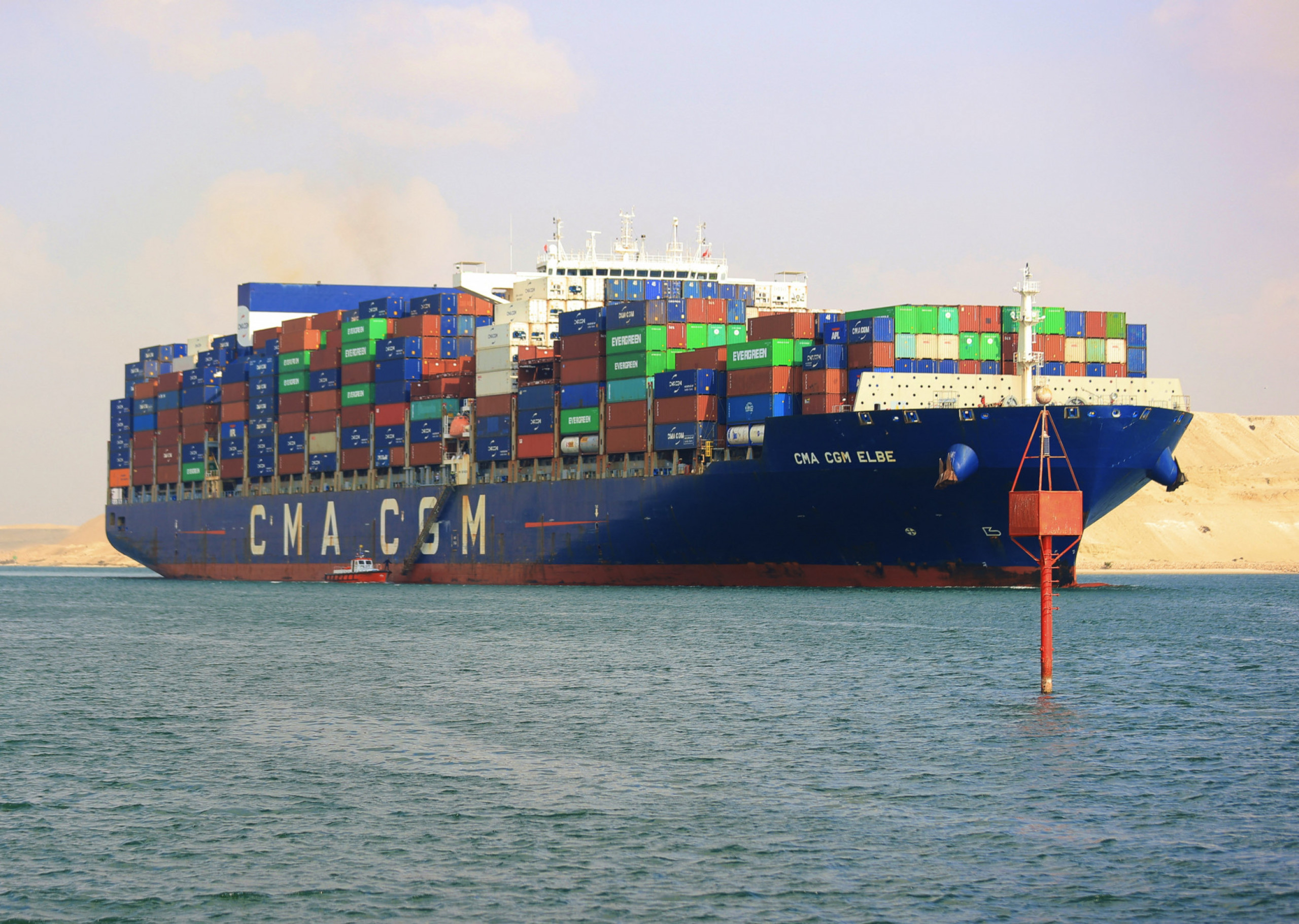 A japán hajózási társaságok már elkerülik a Vörös-tengert, ahol hajókat ...