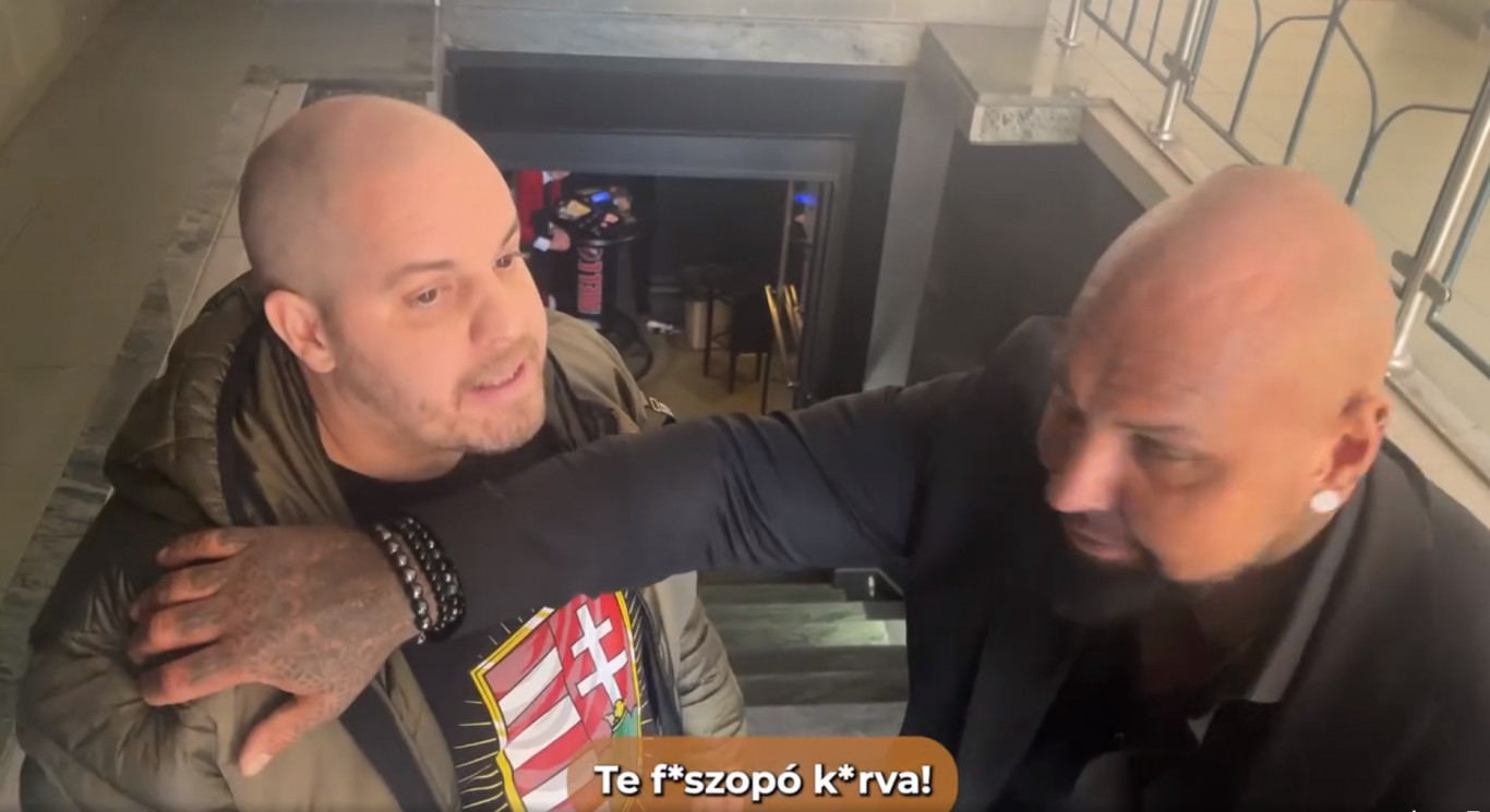 Bede Zsolt letépte a momentumos Bedő Dávid kokárdáját és le is köpte a ...