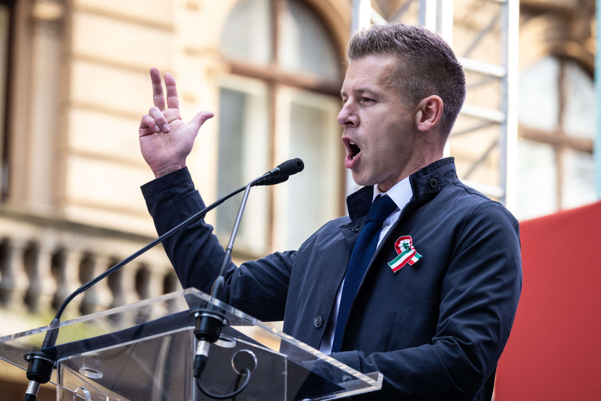 Hatalmas középen állással rúgta be politikai karrierjét a pártalapító ...