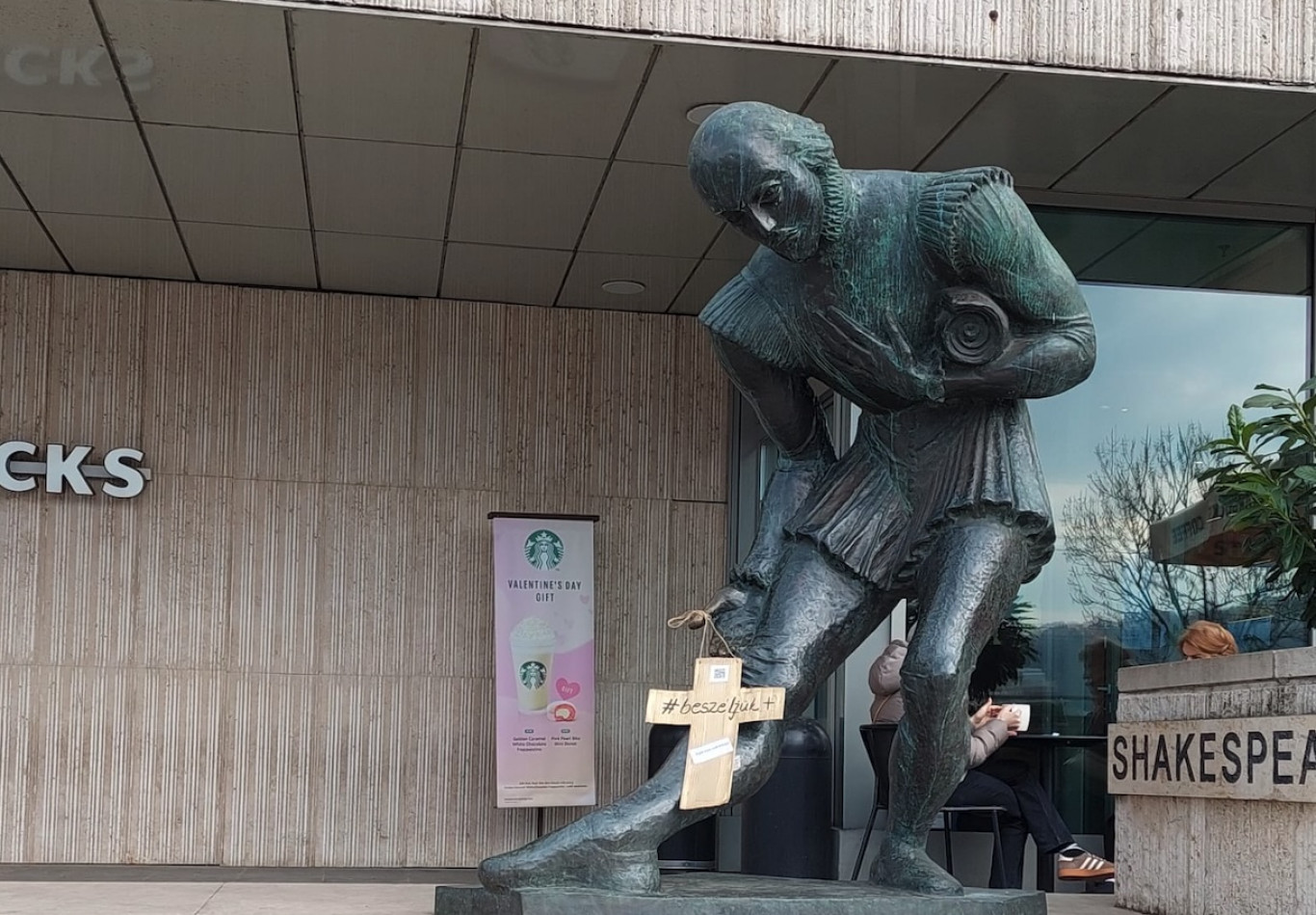 Több mint 40 szoborra akasztottak keresztet az aHang aktivistái ...