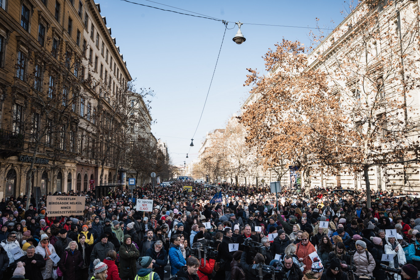Függetlenségükért és méltó bérért tüntettek a bírók és bírósági ...