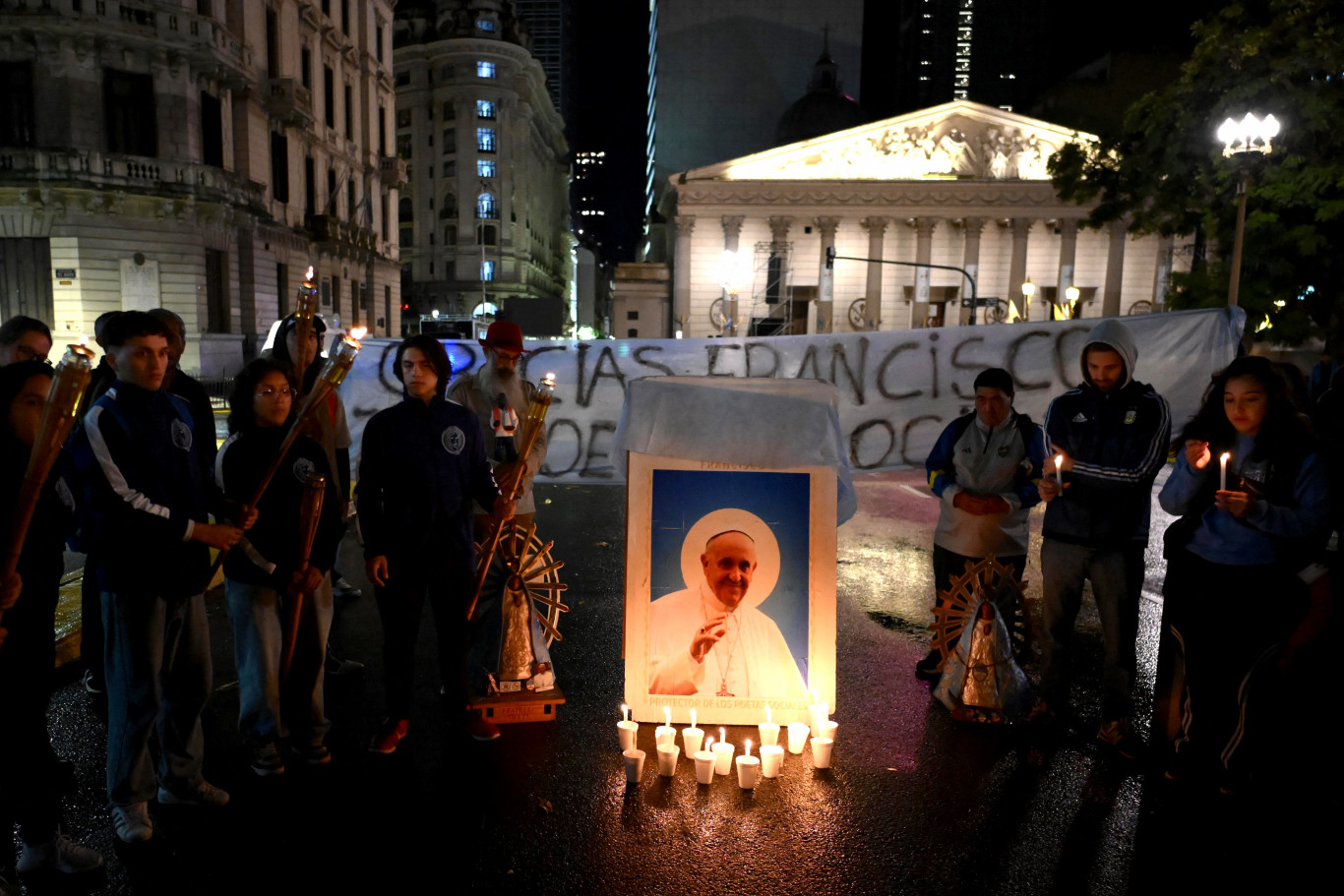 Ferencért imádkozik a világ