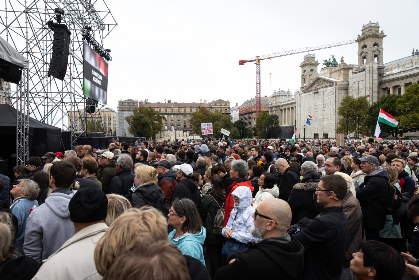 Puzsér Róbert és még sok ember a testével védi Juhász Pétert a Kossuth ...