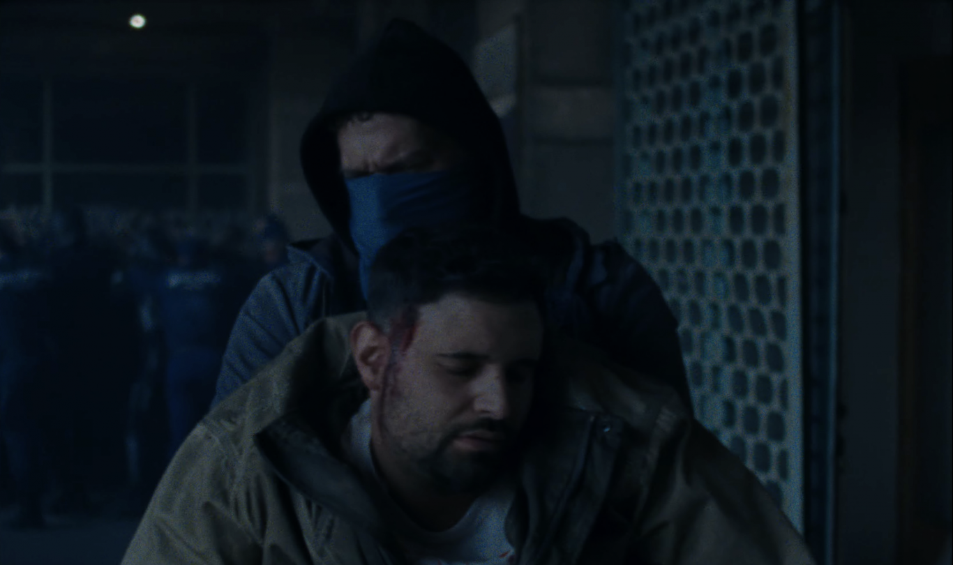 Tarr Bélával gyújt rá egy szál cigire Beton.Hofi az új számának a klipjében